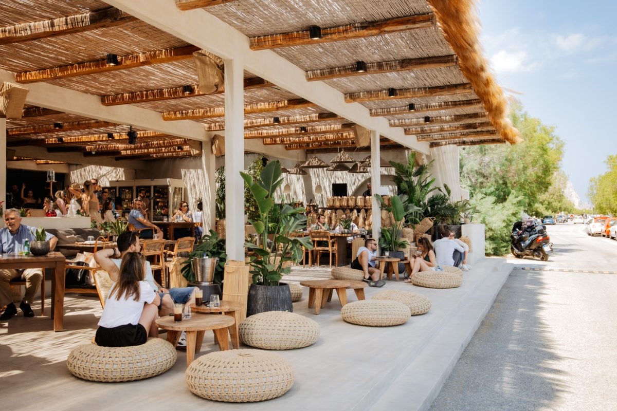 Kamari: Dit wil je doen in dit kustplaatsje op Santorini!